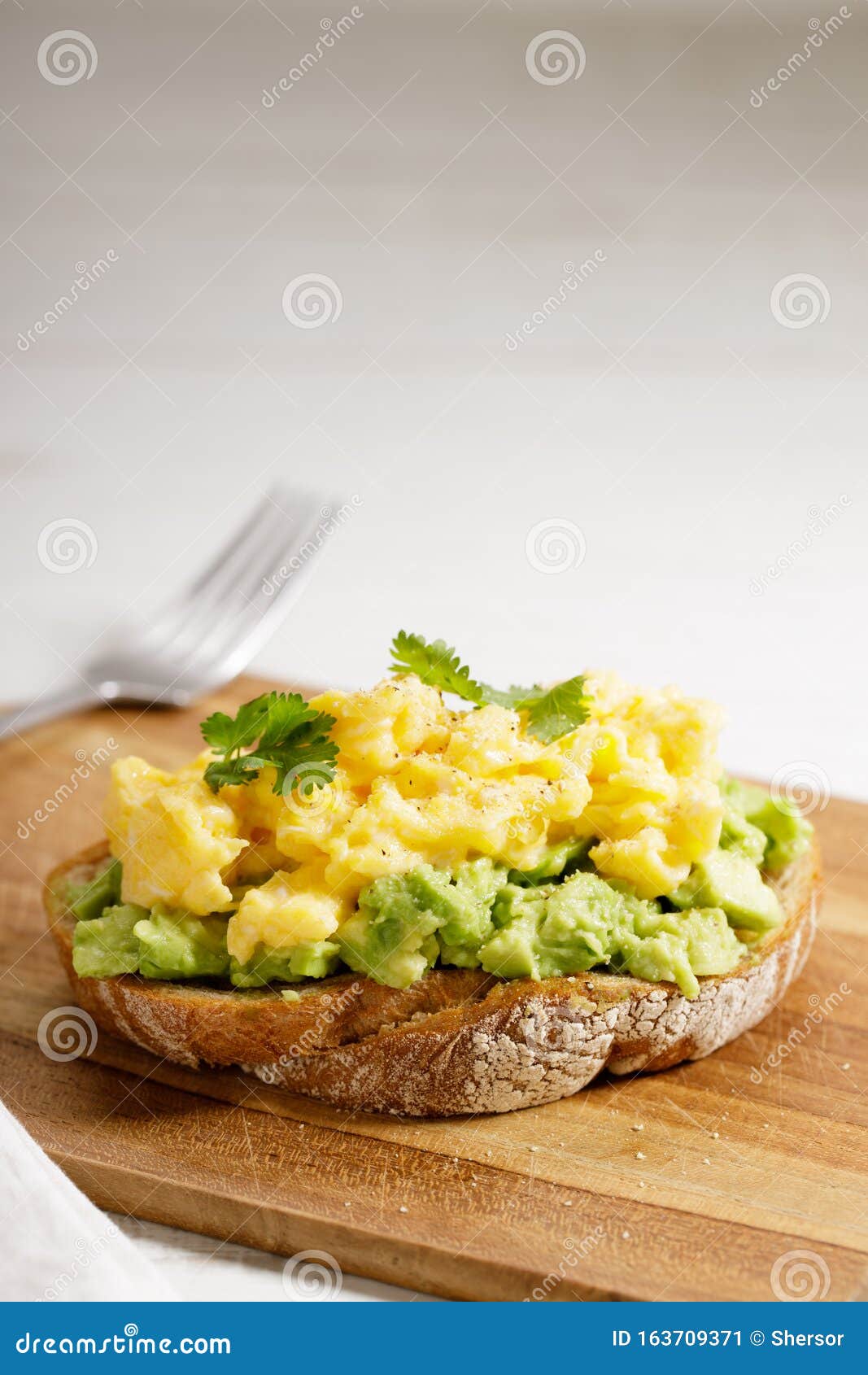 Tostada Con Aguacate Machacado Y Huevo Revuelto Imagen de archivo ... Tostada Con Aguacate Machacado Y Huevo Revuelto Imagen de archivo ...