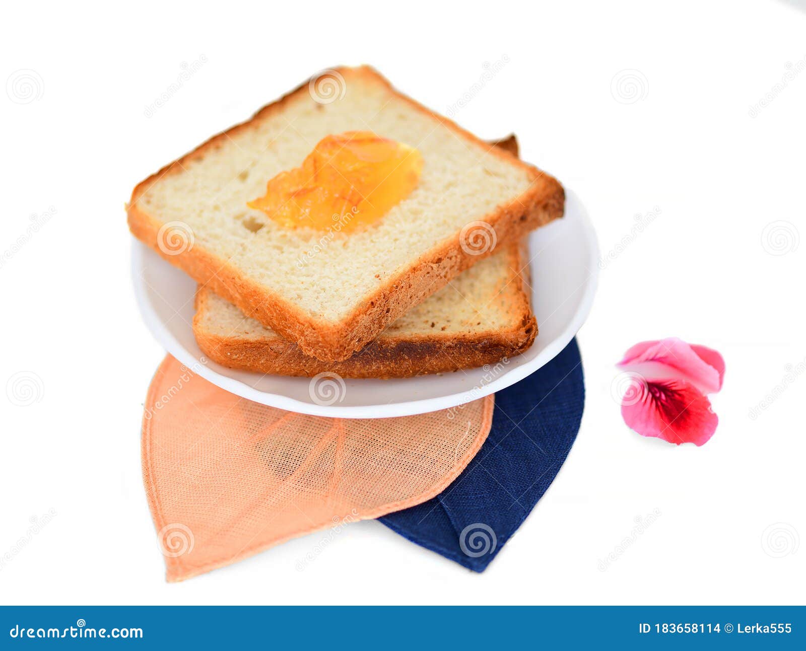 Tostada Con Mermelada Naranja Sobre Fondo Blanco Foto de archivo ...