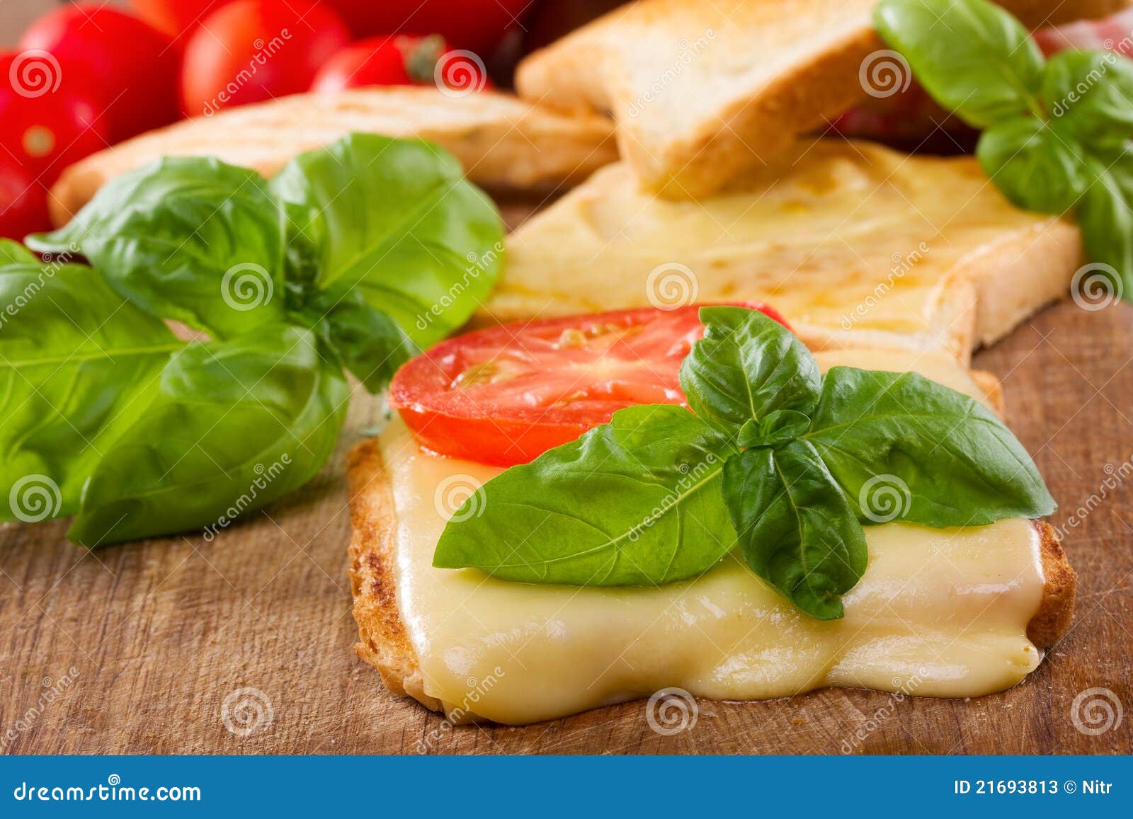 Tostada Con Queso Derretido Imagen de archivo - Imagen de albahaca ...
