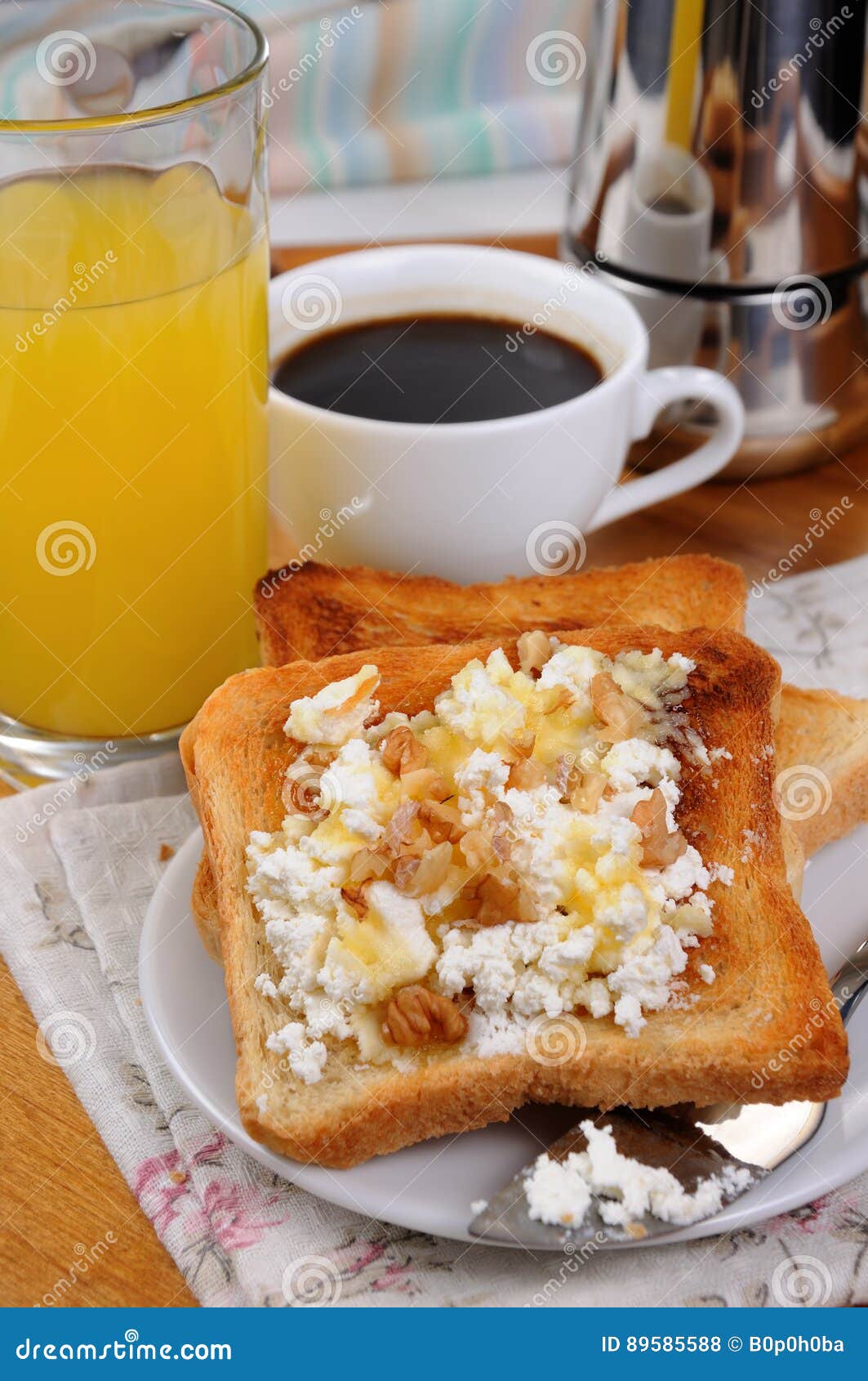 Tostada Con Ricotta En El Desayuno Foto de archivo - Imagen de ...