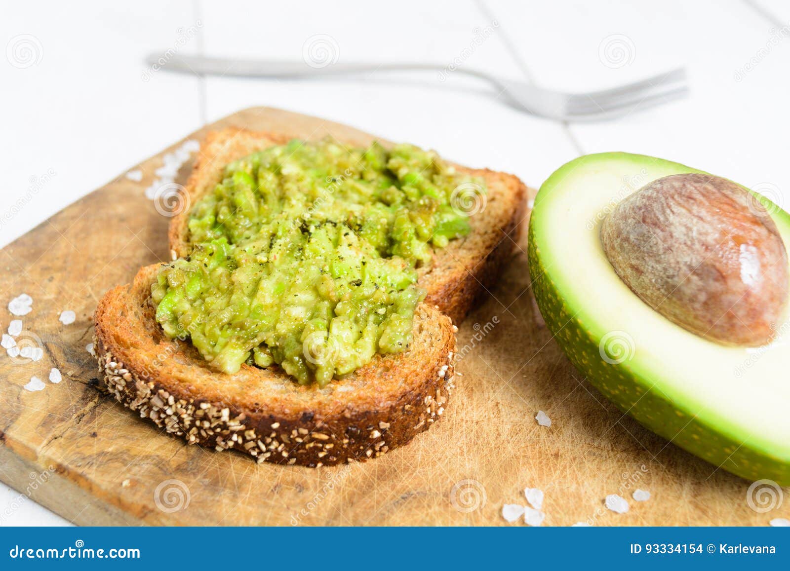 Tostada Del Aguacate En El Pan Integral a Bordo Foto de archivo ...