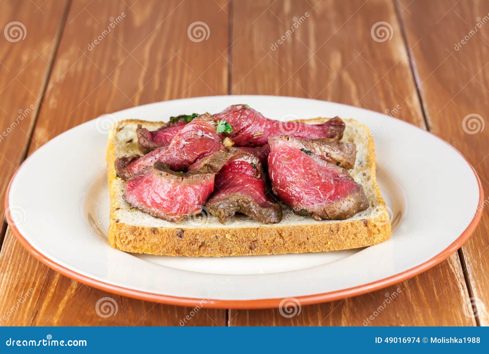Tostada Del Pan Con El Roastbeef En La Placa Foto de archivo - Imagen ...
