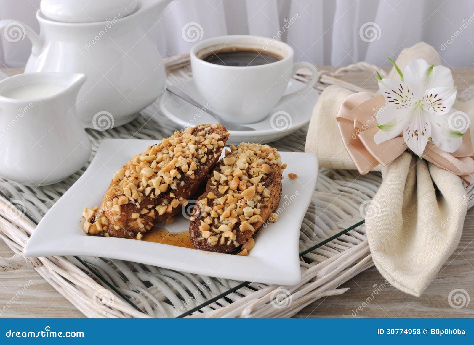 Tostada Francesa Con Las Nueces Y El Canela Foto de archivo - Imagen de ...