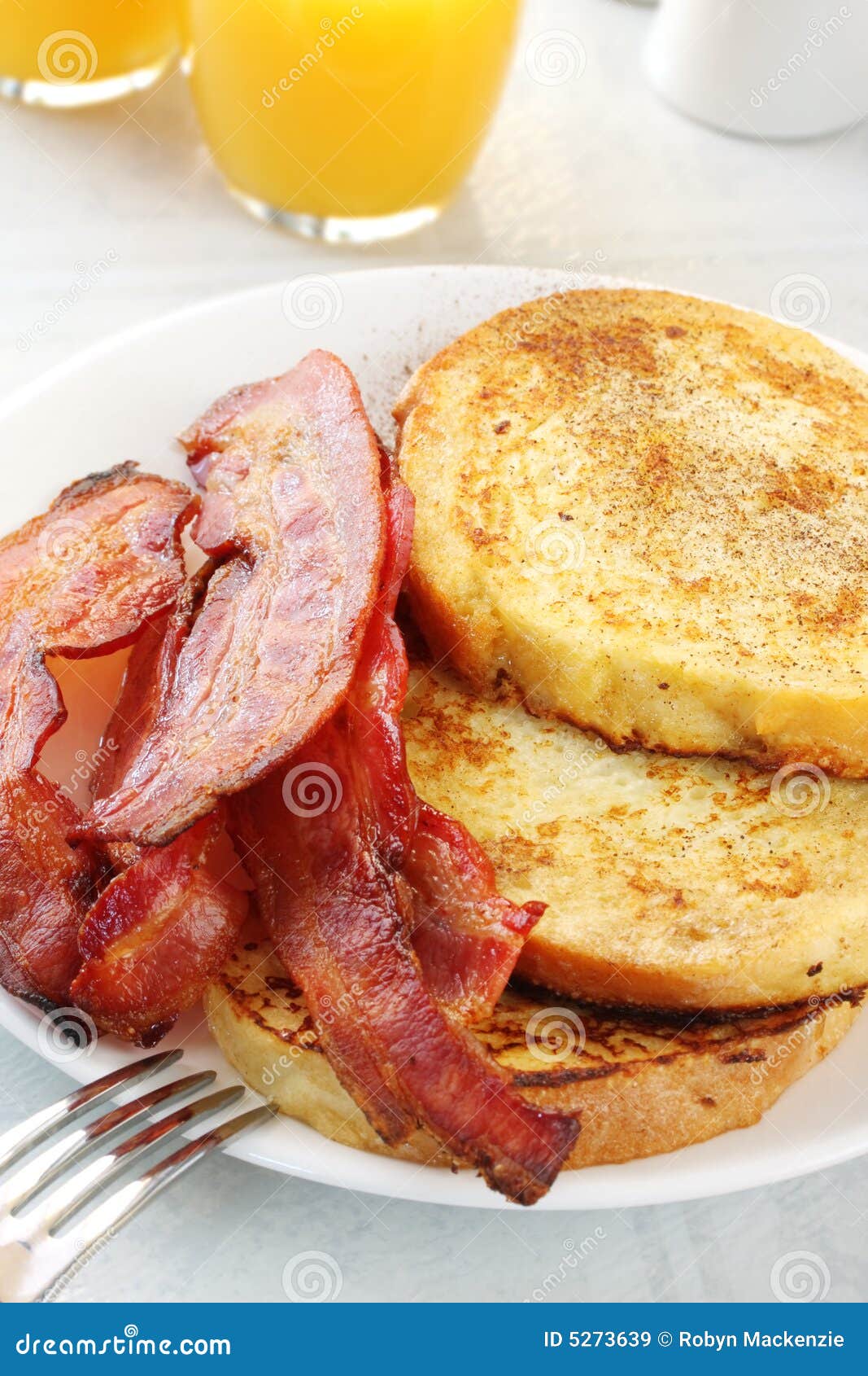 Tostada Francesa Con Tocino Imagen de archivo - Imagen de leche, comida ...