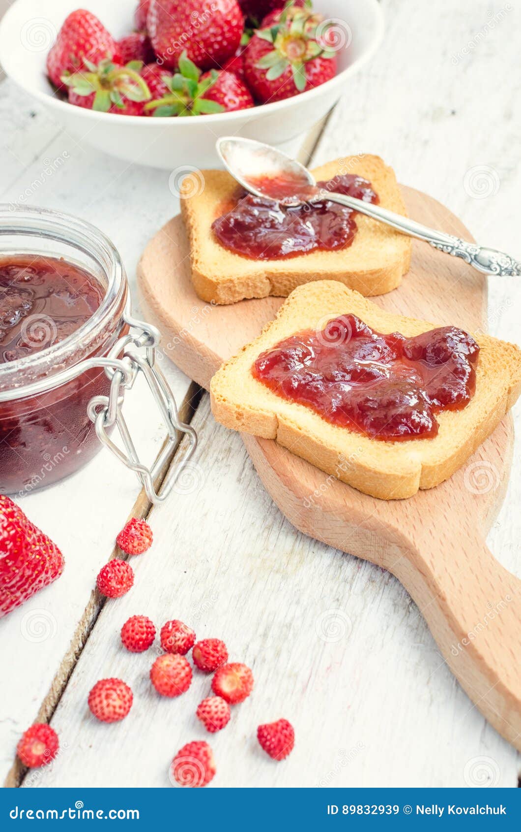 Tostadas Con La Mermelada De Fresa Imagen de archivo - Imagen de tarro ...