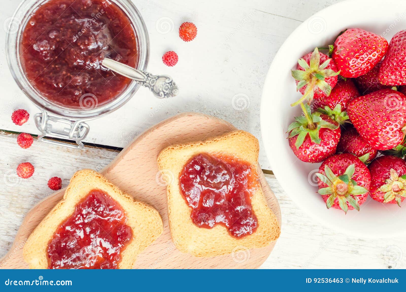 Tostadas Con La Mermelada De Fresa Imagen de archivo - Imagen de maduro ...