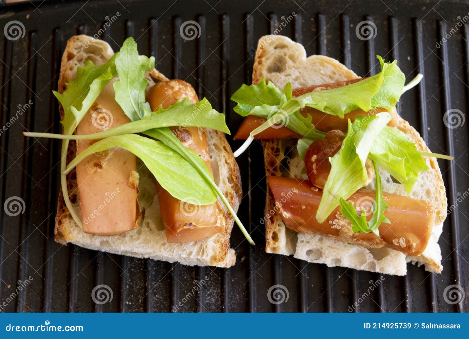 Tostadas Con Wurstel Y Ensalada Verde Imagen de archivo - Imagen de ...