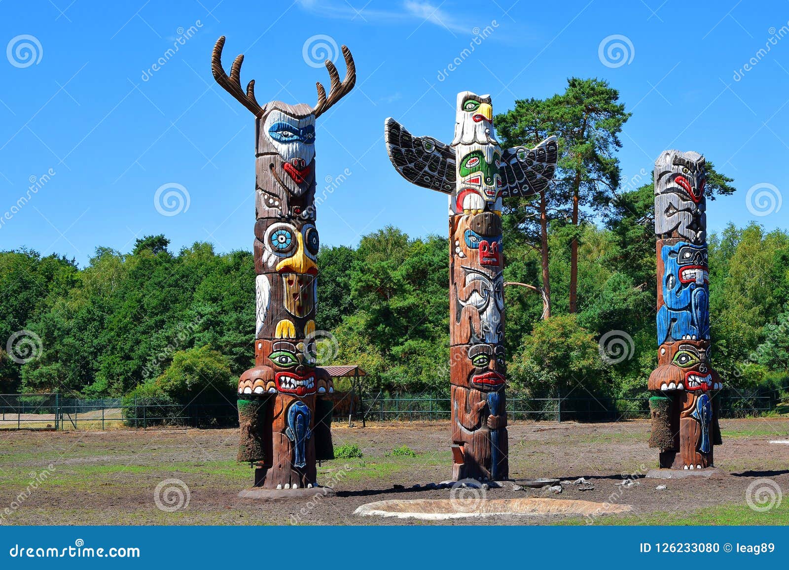 Totem di legno immagine editoriale. Immagine di pali - 126233080