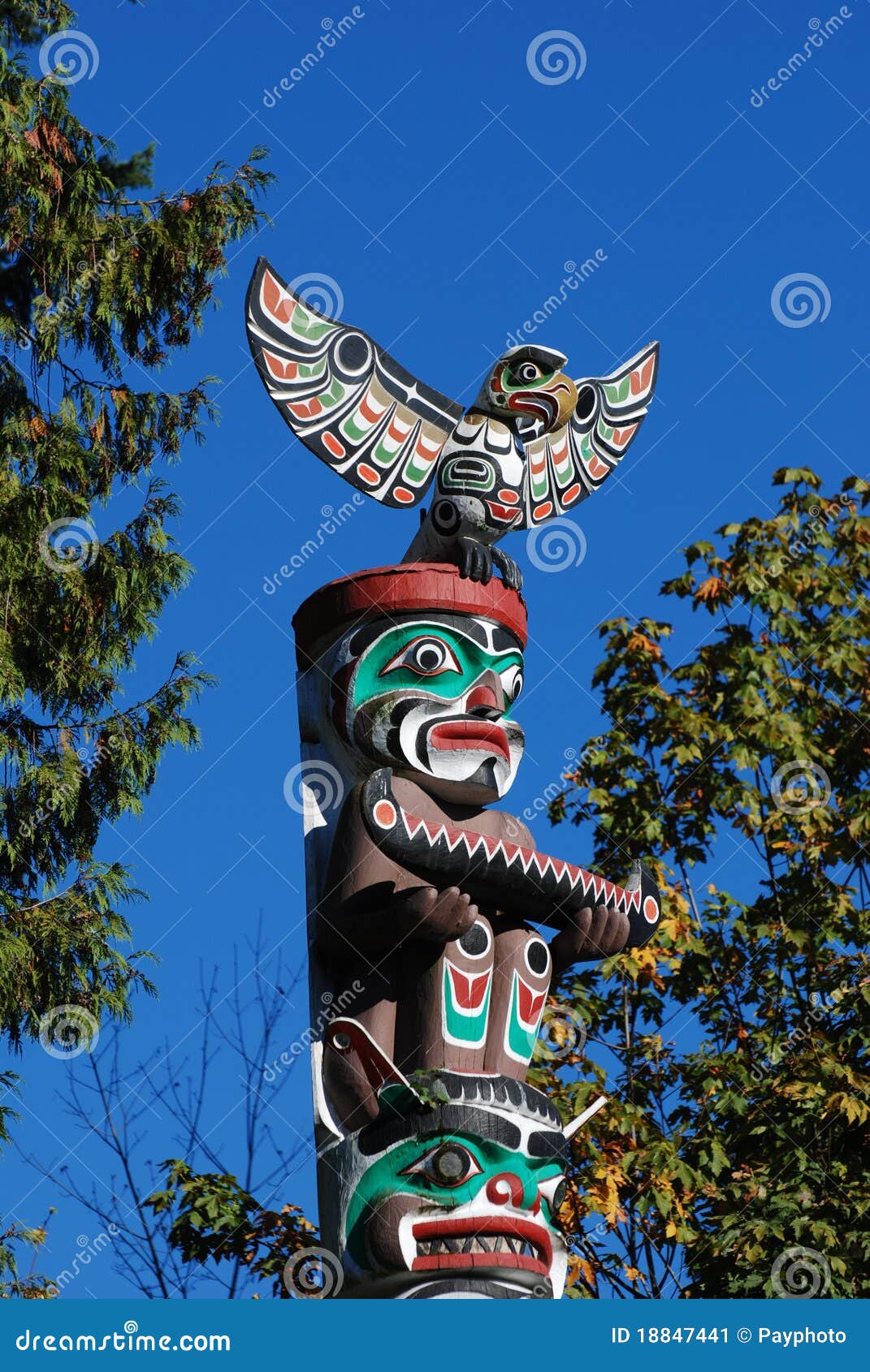 Totem Peint Indien Au Canada Image stock - Image du couleurs, indien ...