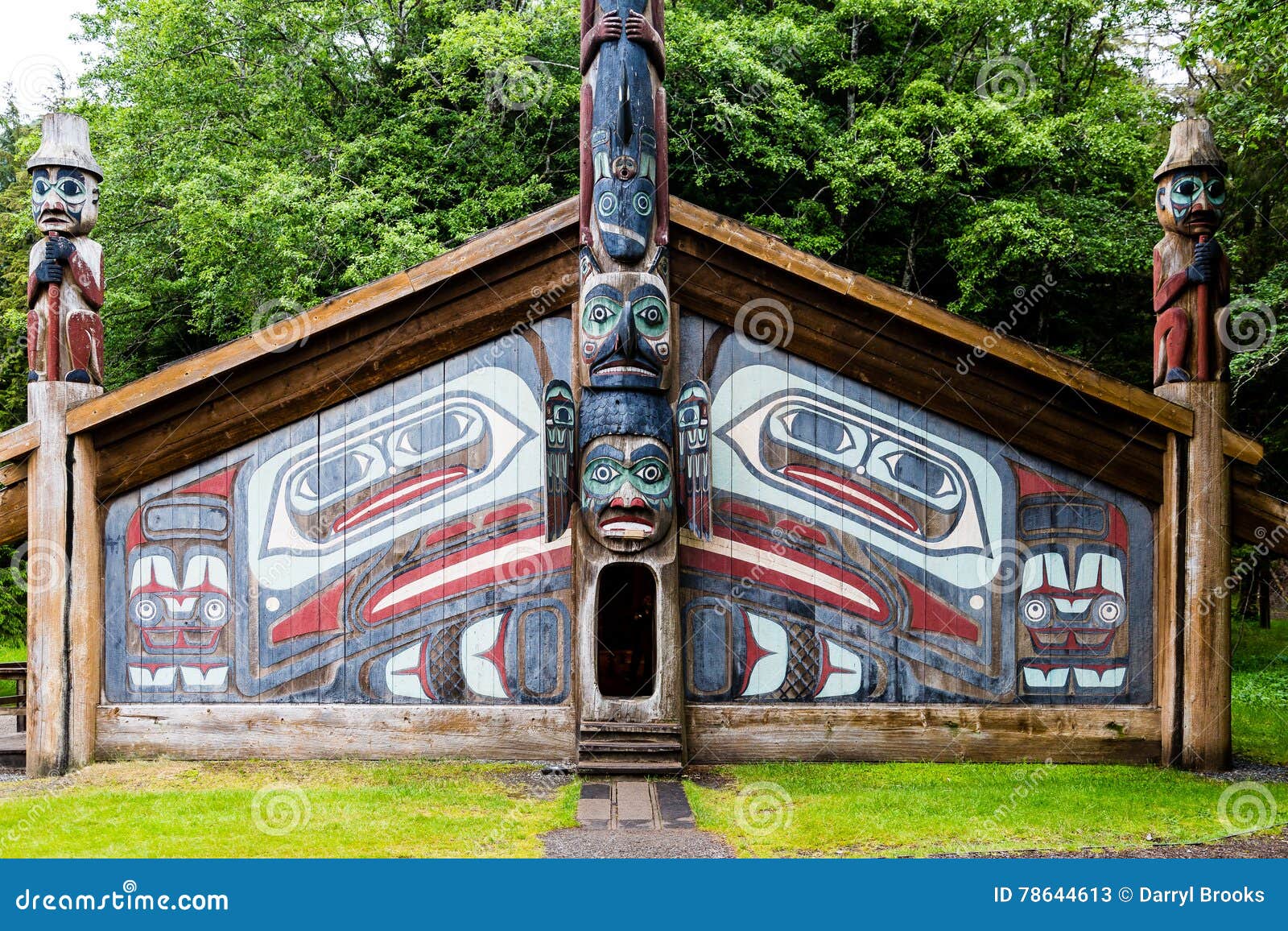 Totem Pole Cabin stock image. Image of indian, pole, tribe - 78644613