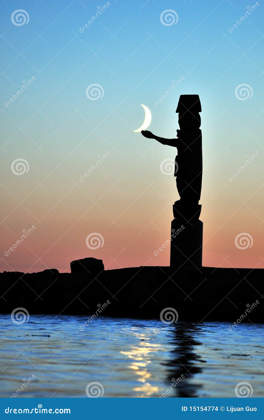 Totem Pole and Crescent Moon Stock Photo - Image of beach, spirit: 15154774