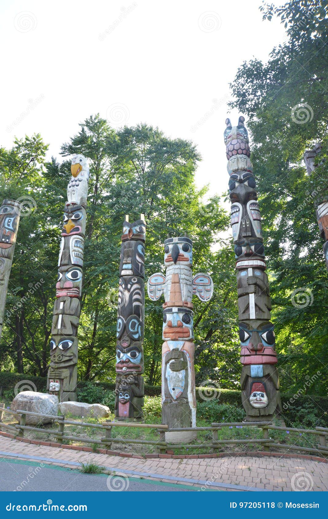 Totem pole editorial stock photo. Image of apics, cartoon - 97205118