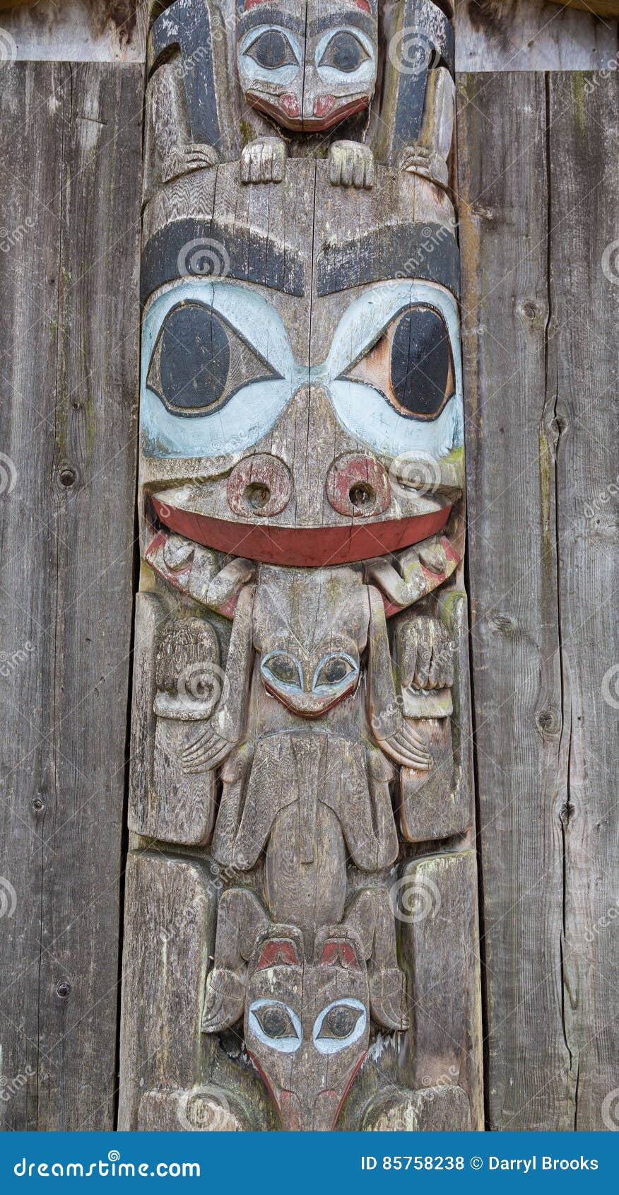 Totem Sur Les Bois De Construction Antiques Photo stock - Image du ...