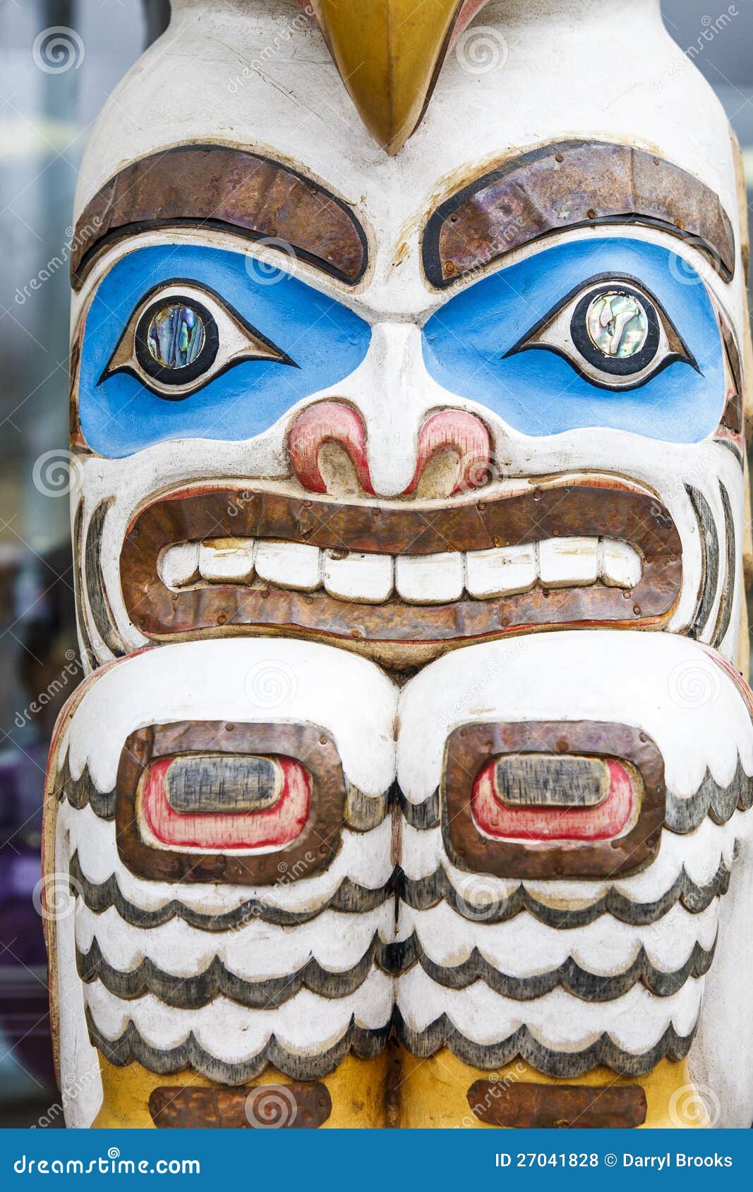 Totem Variopinto Del Inuit Nell'Alaska Fotografia Stock - Immagine di ...