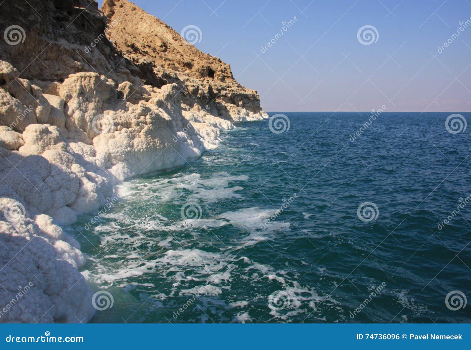 Totes Meer in Jordanien stockfoto. Bild von wellen, küste - 74736096