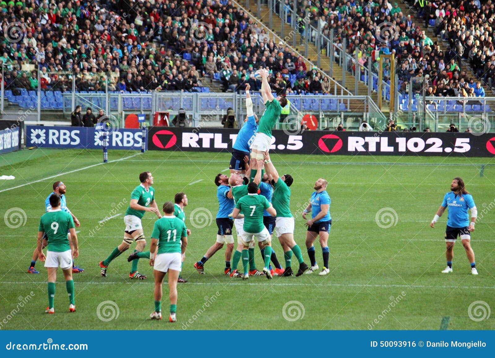 Touche de rugby photo éditorial. Image du rome, événement - 50093916