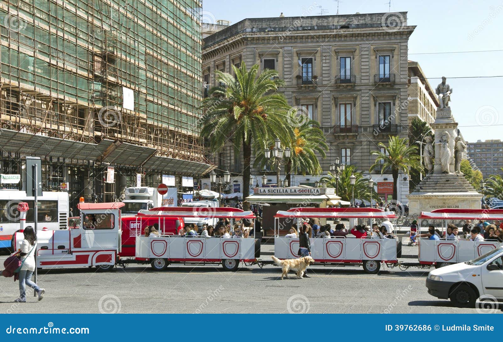 Tour bus in Catania. editorial photo. Image of symbol - 39762686