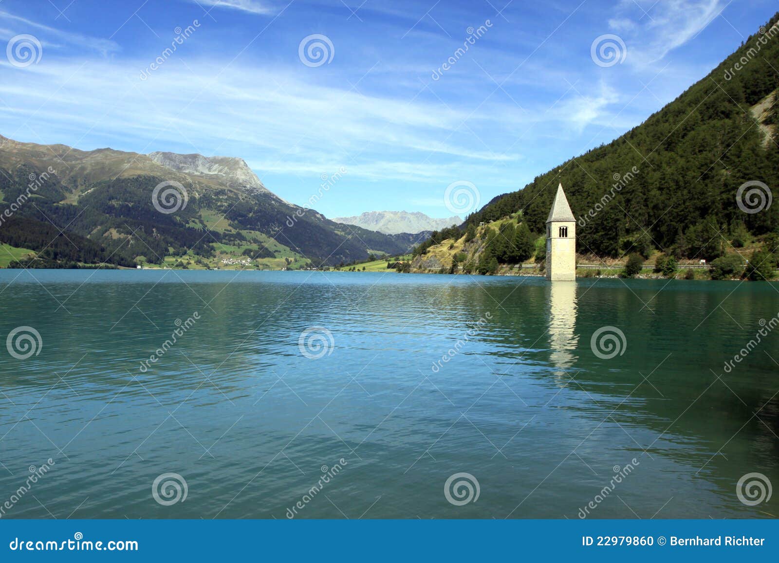 Tour d'église de lac Resia photo stock. Image du italie - 22979860