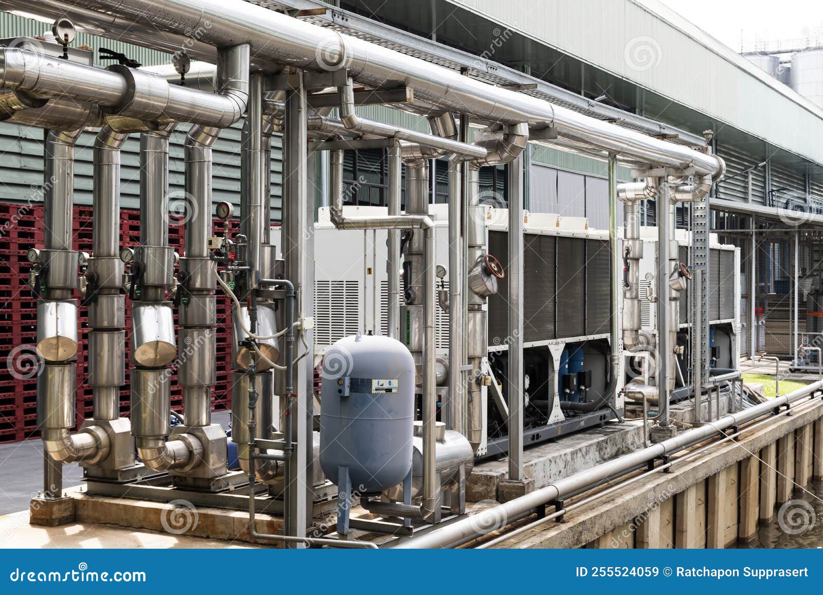 Tour D'eau De Refroidissement Pour L'usine De L'industrie Image stock ...