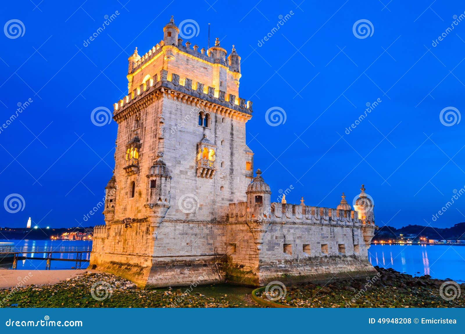 La Tour De Belem à Lisbonne Illuminé La Nuit Photos Stock - Téléchargez ...