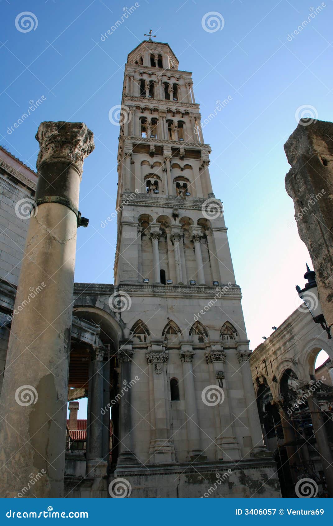 Tour de Bell image stock. Image du vieux, règle, ciel - 3406057