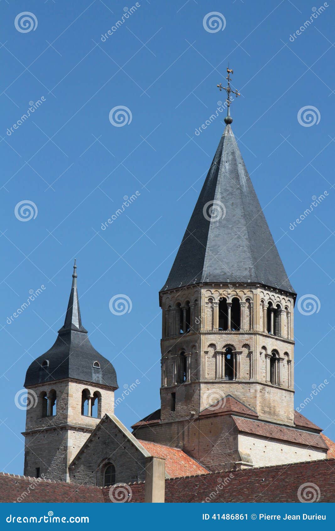 Abbaye Des Tours De Cloche Restantes De Cluny Photos libres de droits ...