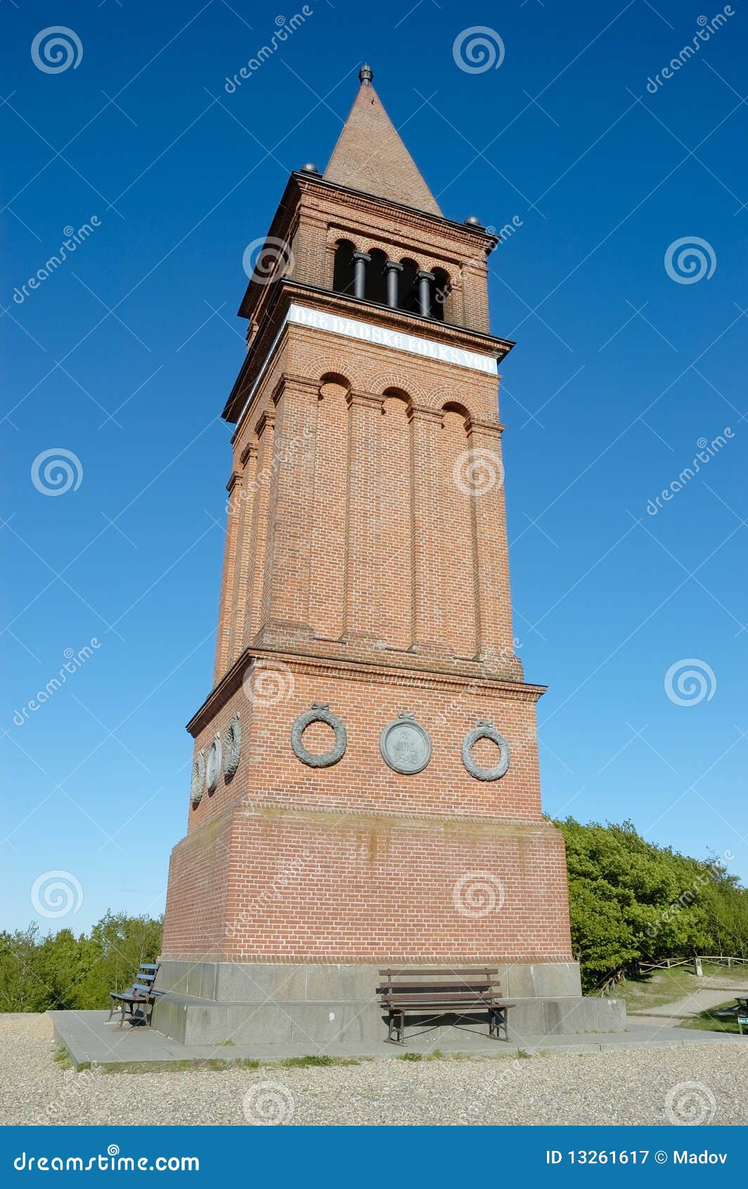 Tour de brique rouge image stock. Image du upwards, construction - 13261617