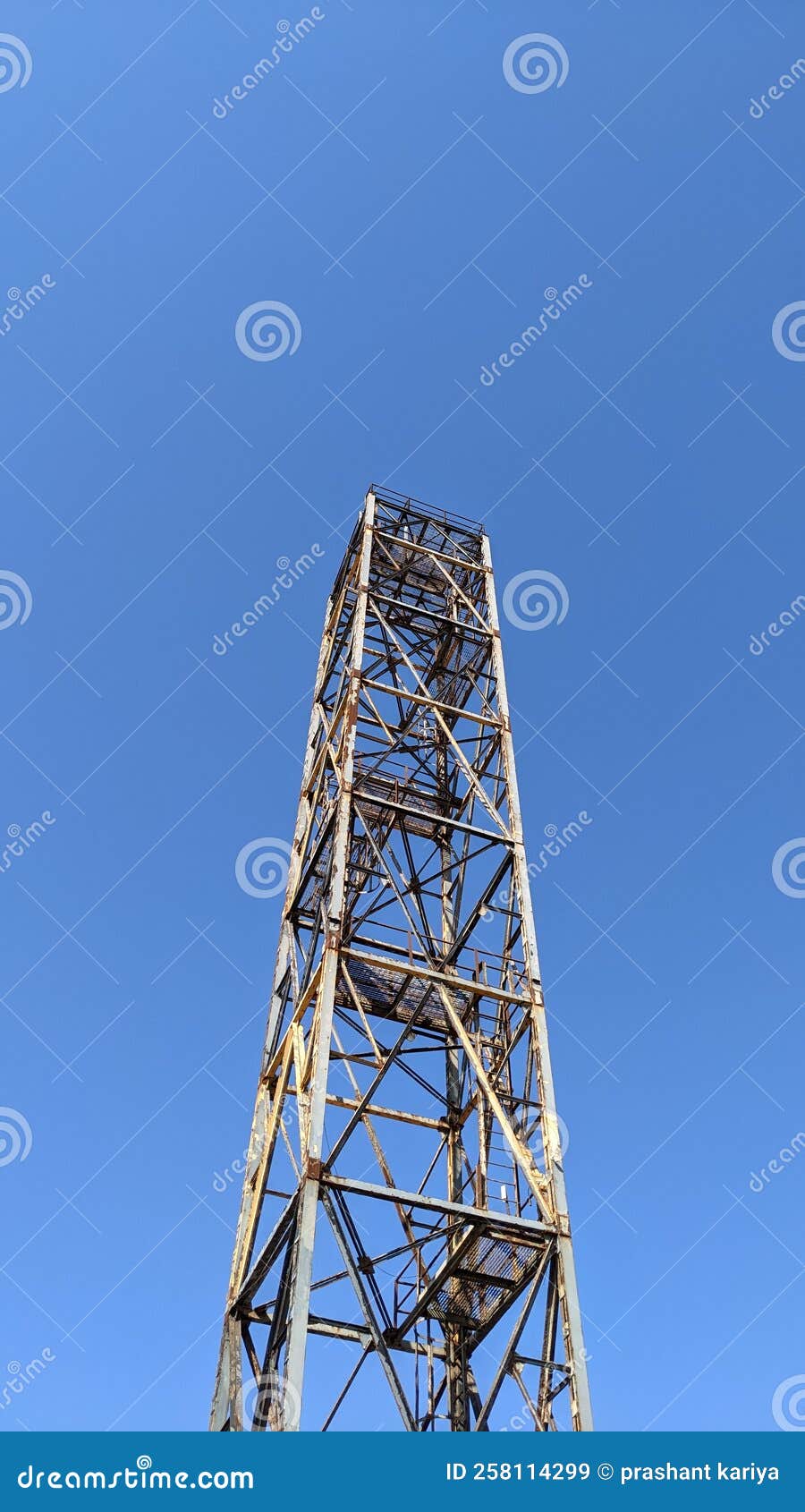 Tour De Levage En Zone Industrielle Image stock - Image du flèche ...