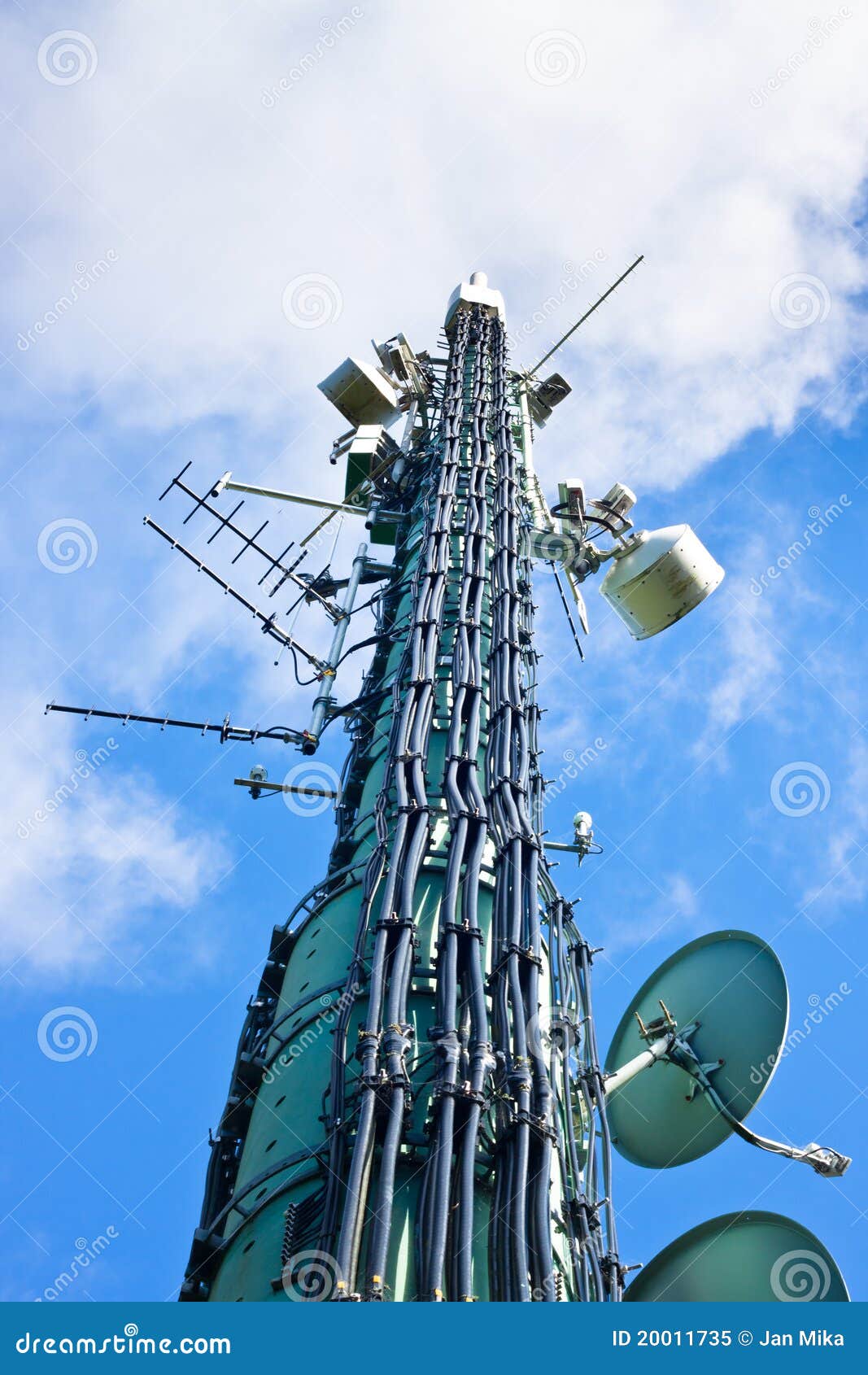 Tour de télécommunication image stock. Image du cellulaire - 20011735