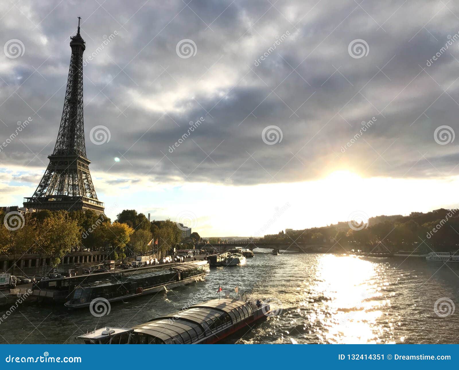 Tour Eiffel with Sunset of the Seine. Stock Image - Image of france ...