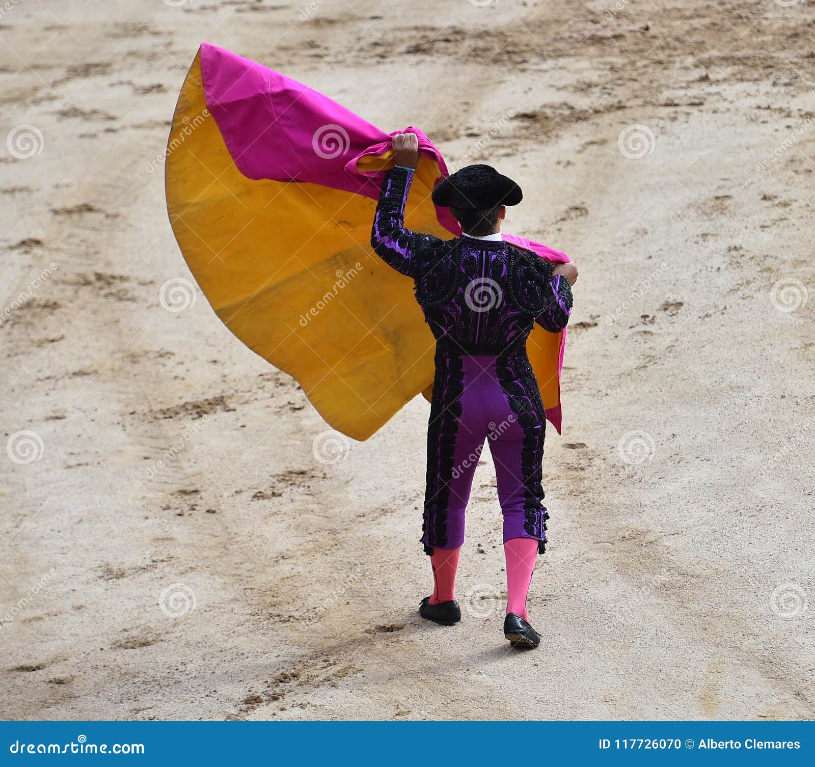 Tourada Em Spain Com Touro Grande Imagem Editorial - Imagem de risco ...