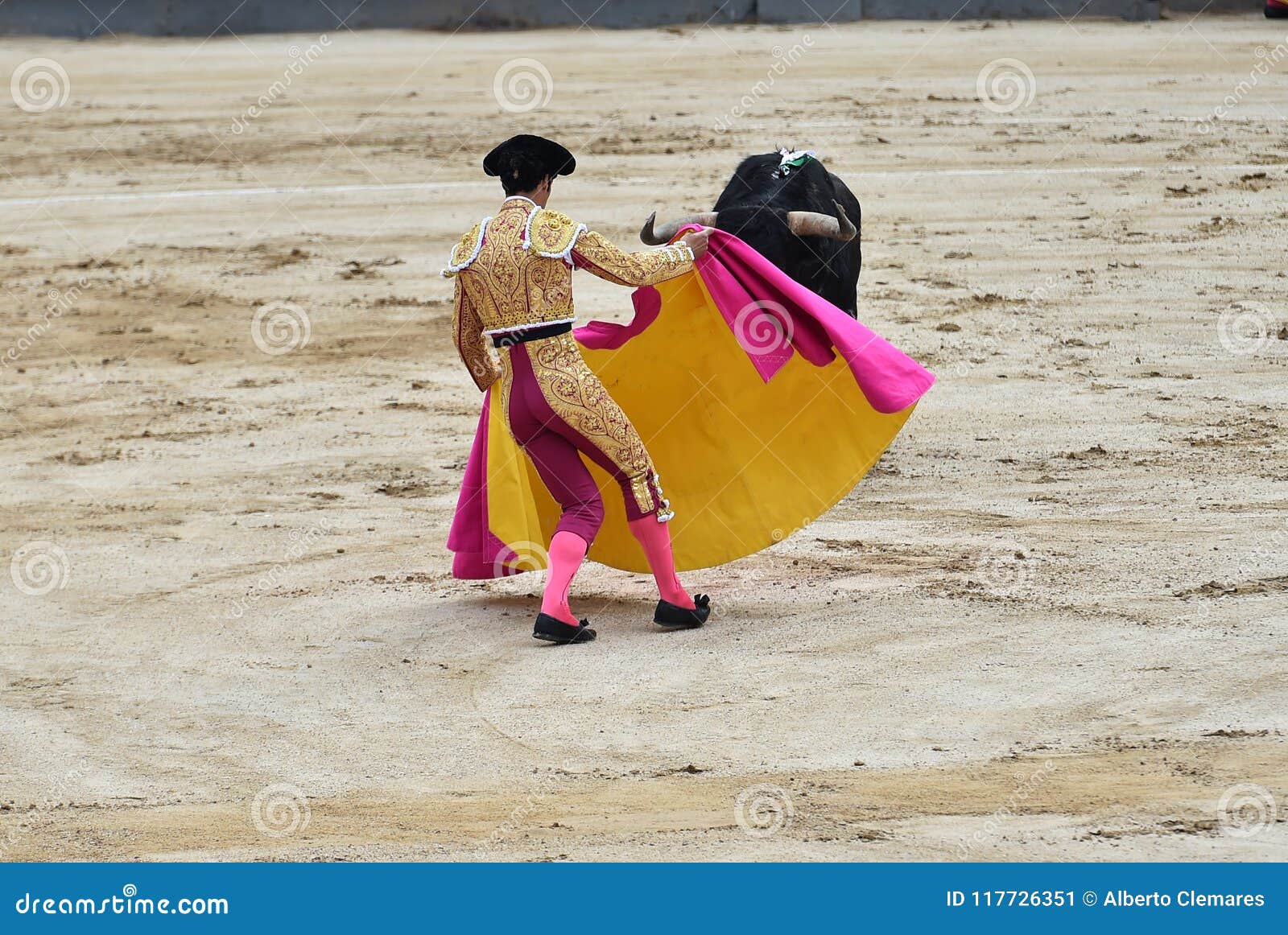 Tourada Em Spain Com Touro Grande Foto Editorial - Imagem de morte ...