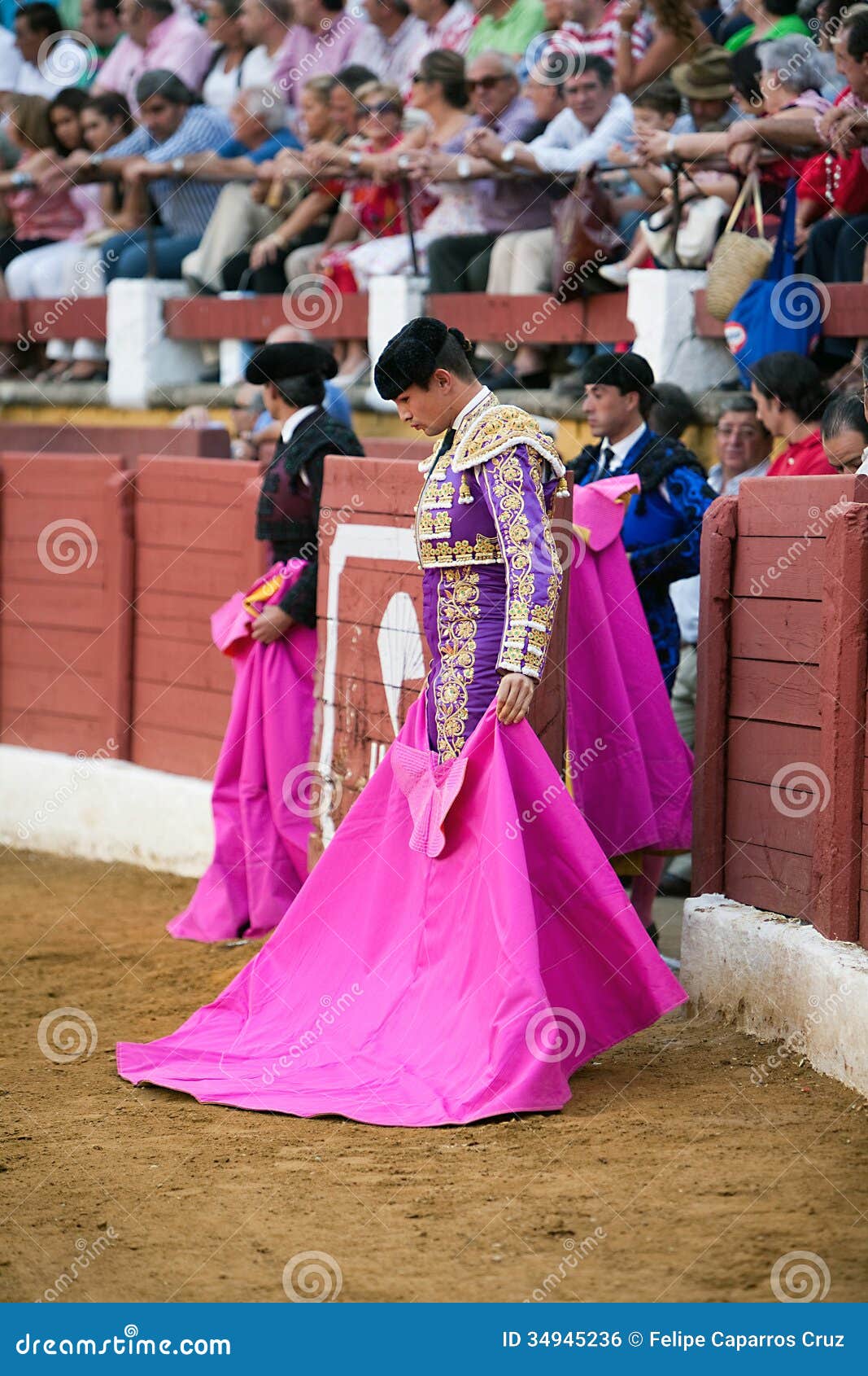 Toureiro Concentrado Com O Capote Foto Editorial - Imagem de lutador ...