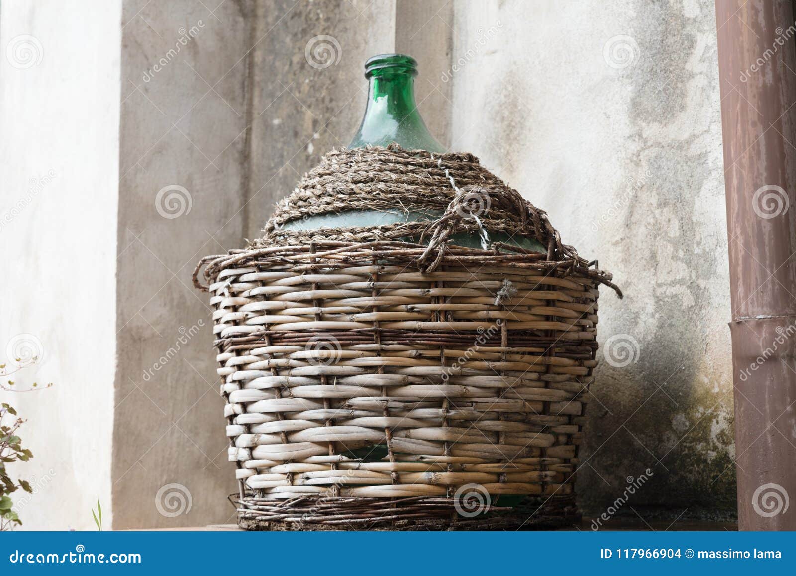 Tourie Vide Dans La Maison Rustique Photo stock - Image du bouteille ...