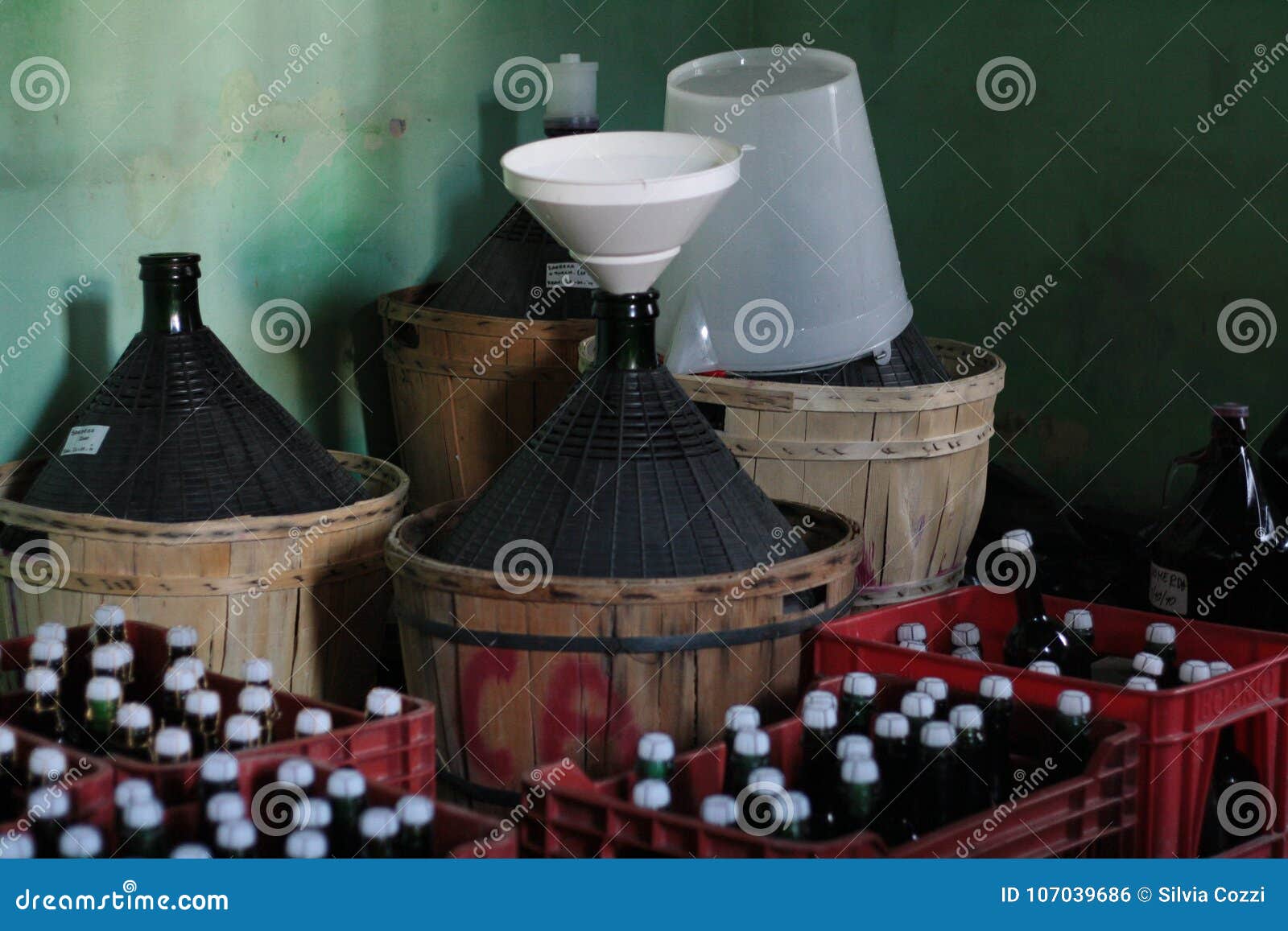 Touries Et Bouteilles De Dames - Jeannes Photo stock - Image du tourie ...