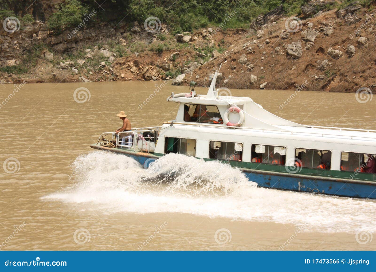 Tourist Boat on Yangtze River Editorial Photo - Image of crook, hills ...