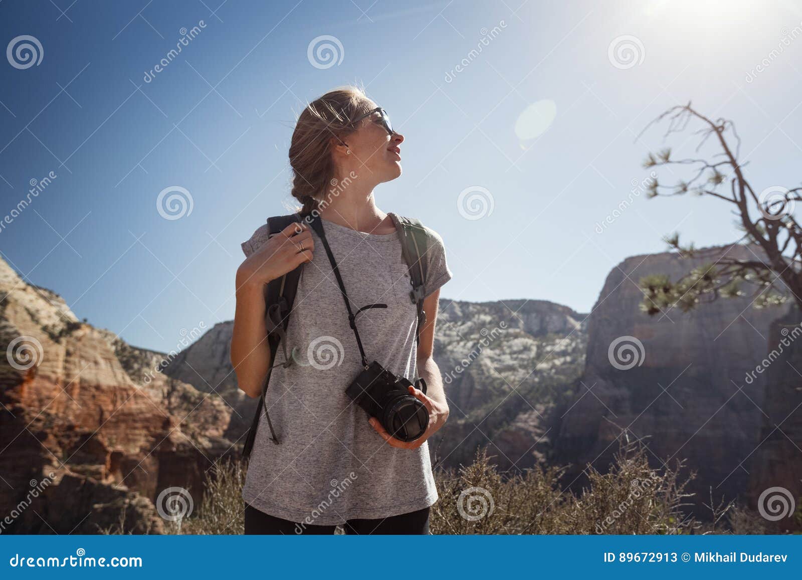 Tourist with camera stock image. Image of extreme, cliff - 89672913