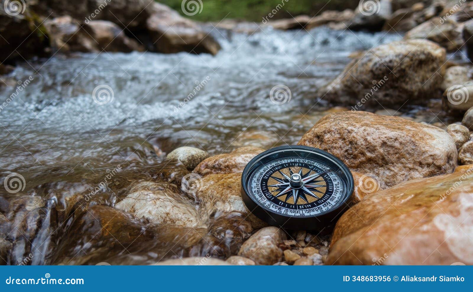 Tourist Compass Icons Vector Hexahedron | CartoonDealer.com #152859508