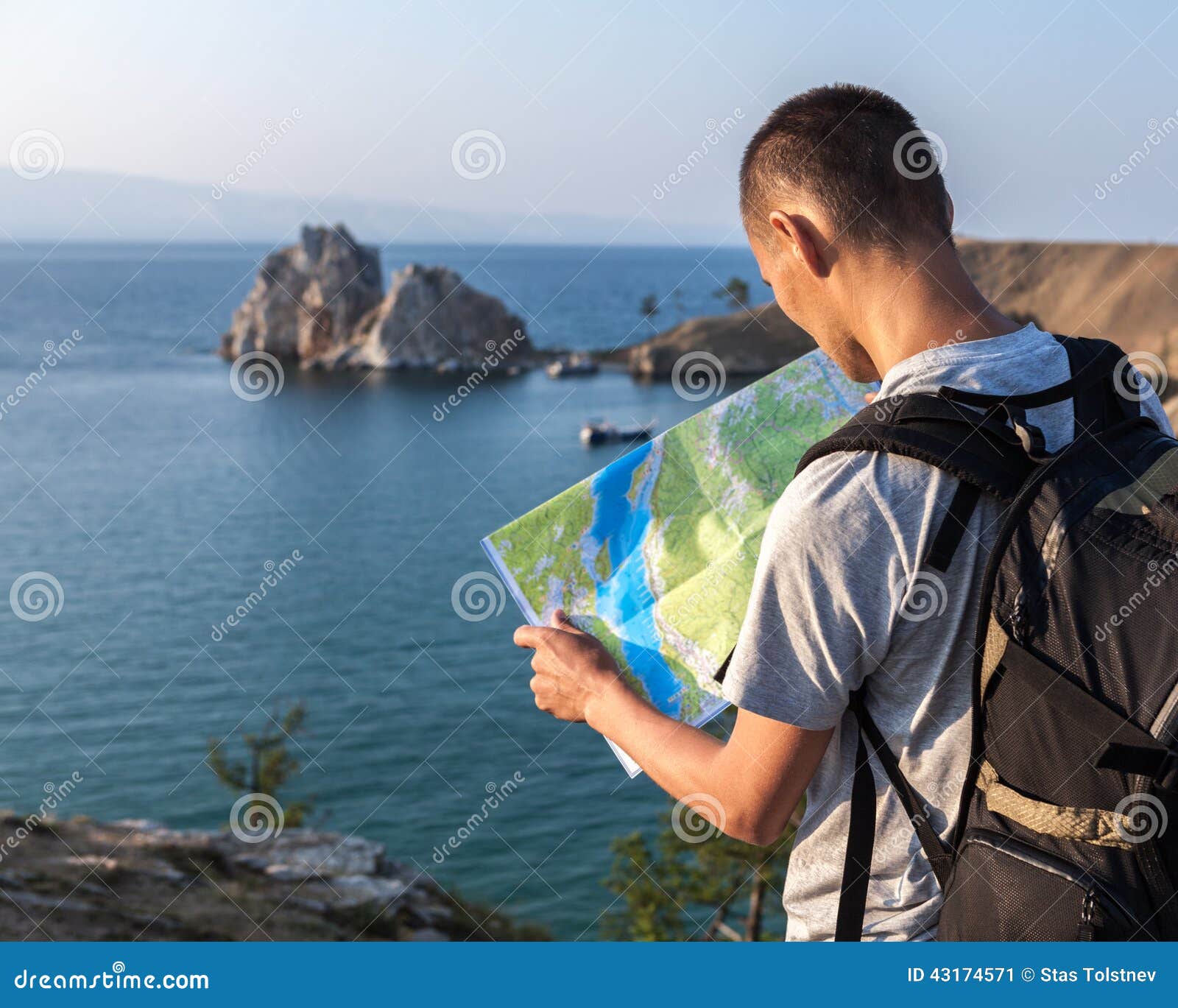 Tourist looking at map stock image. Image of nature, lost - 43174571