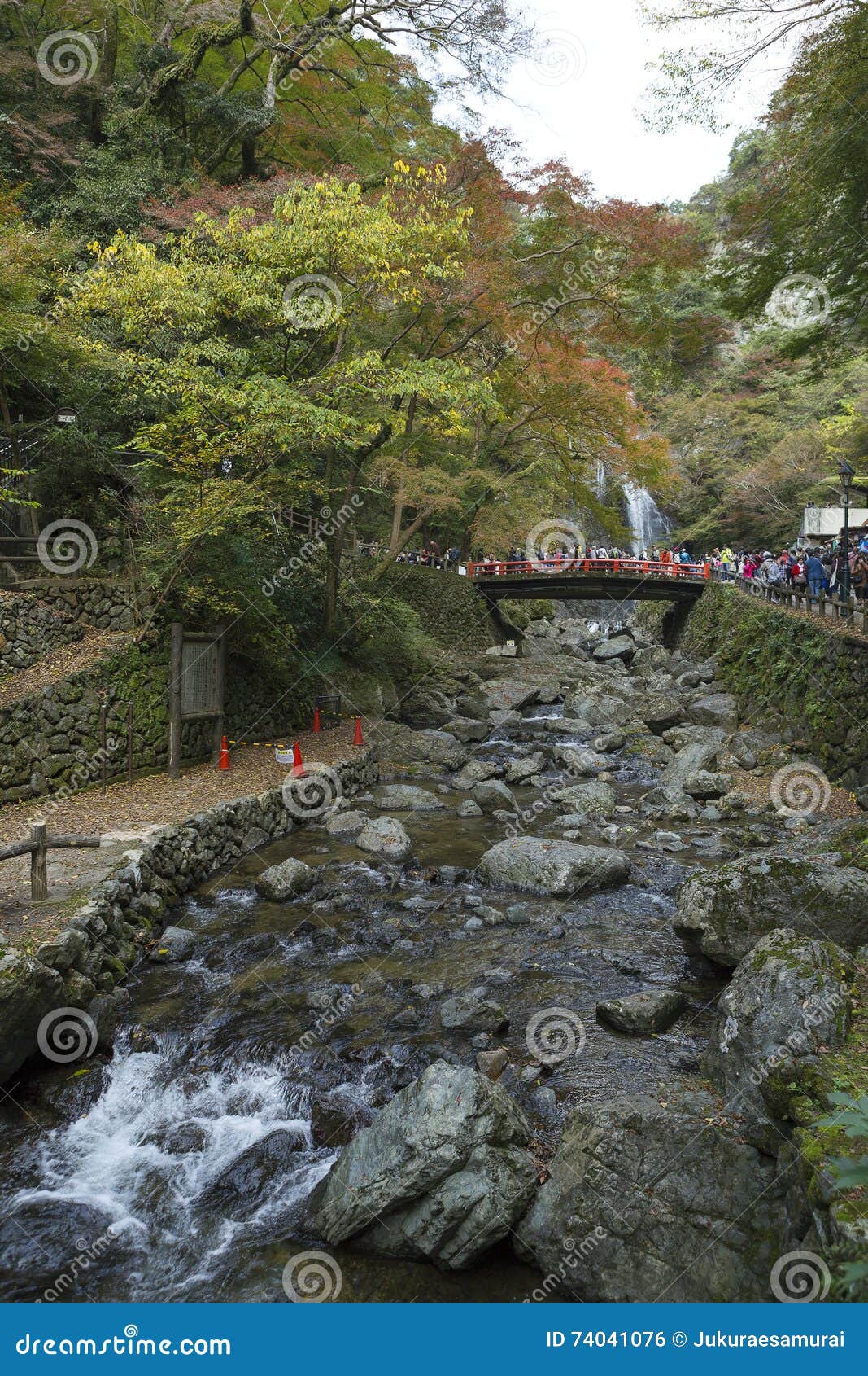 Touristen an Minoo-Wasserfall in Osaka, Japan Redaktionelles Foto ...