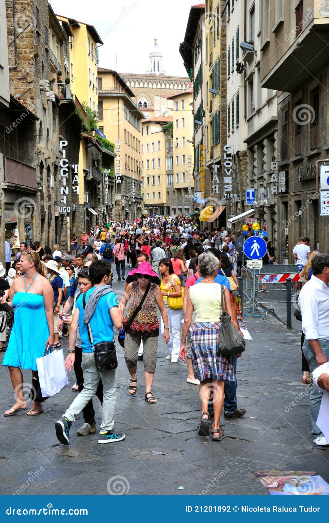 Tourists in Florence, Italy Editorial Photography - Image of blossom ...