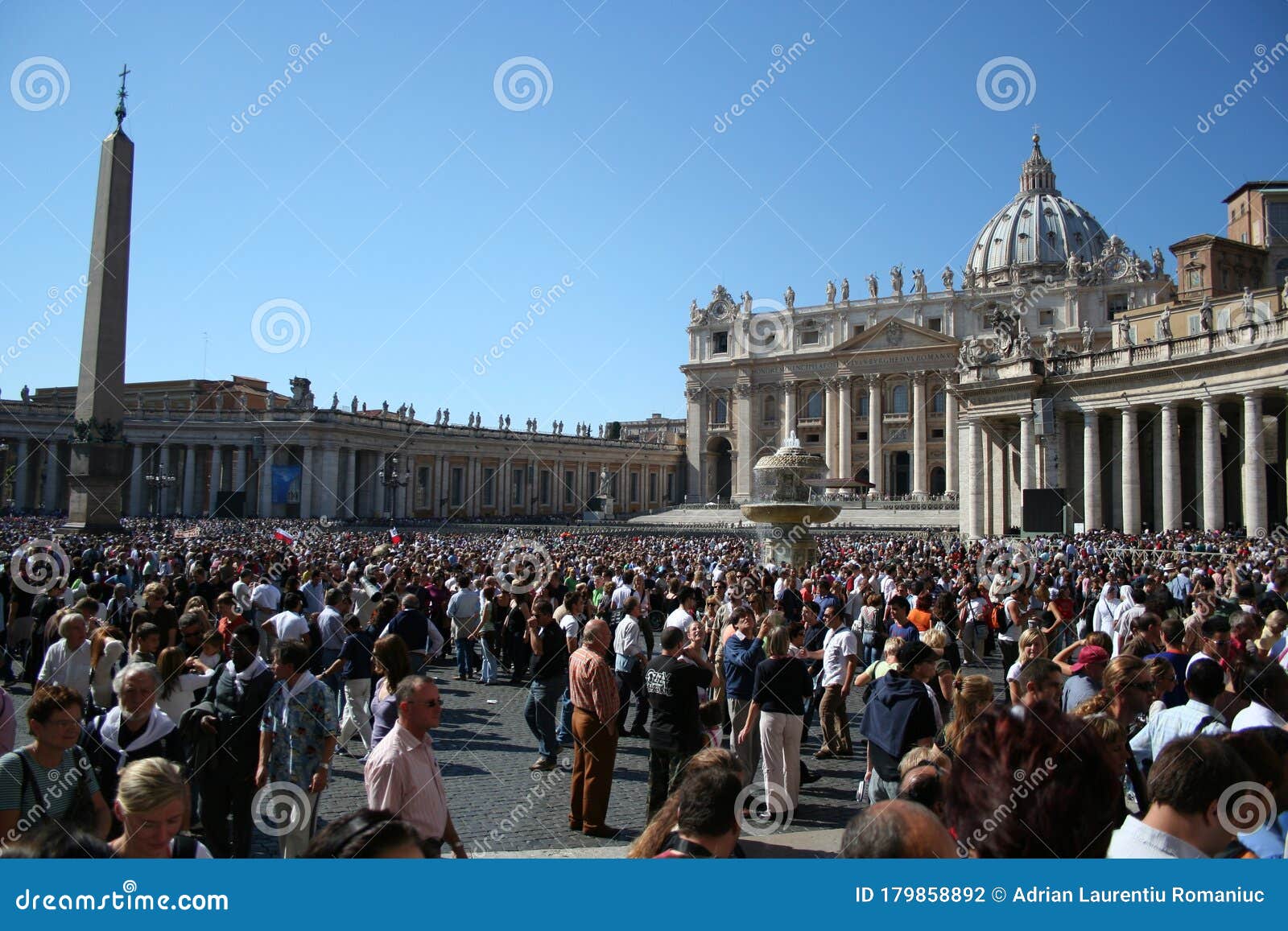 Tourists in St. Peter`s Square in the Vatican Editorial Photography ...