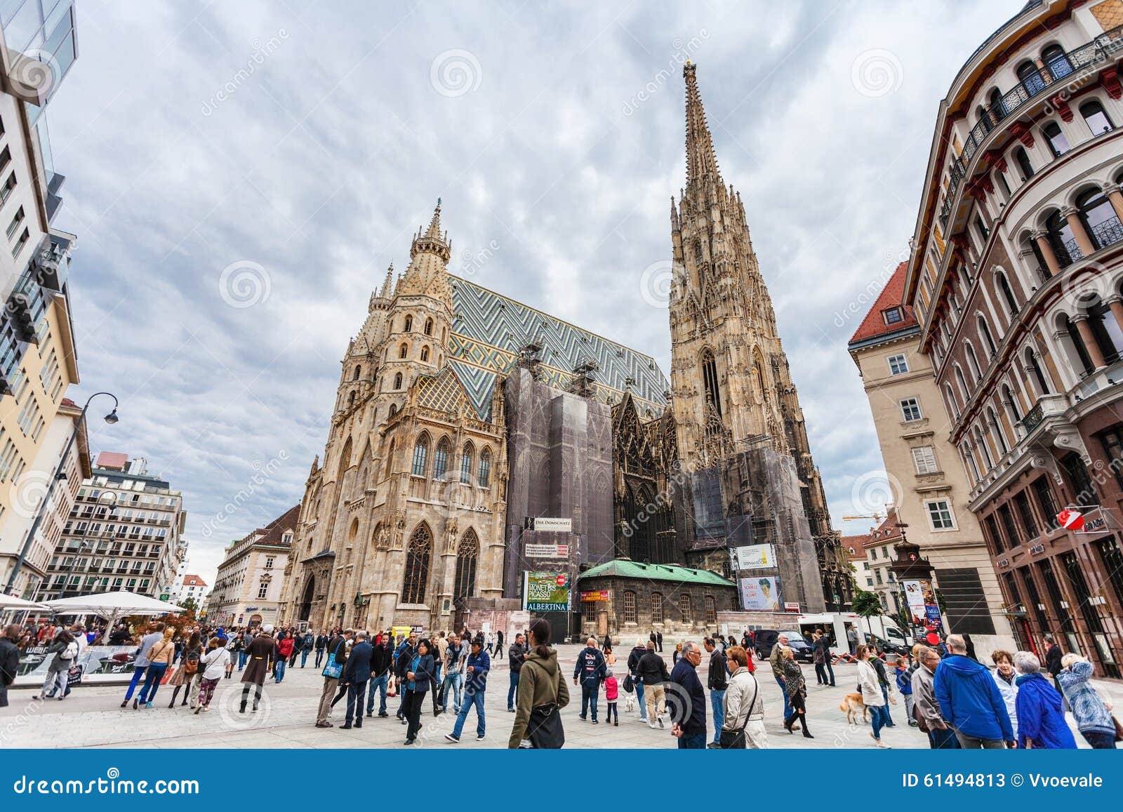Tourists on Stephansplatz, Vienna Editorial Stock Photo - Image of ...