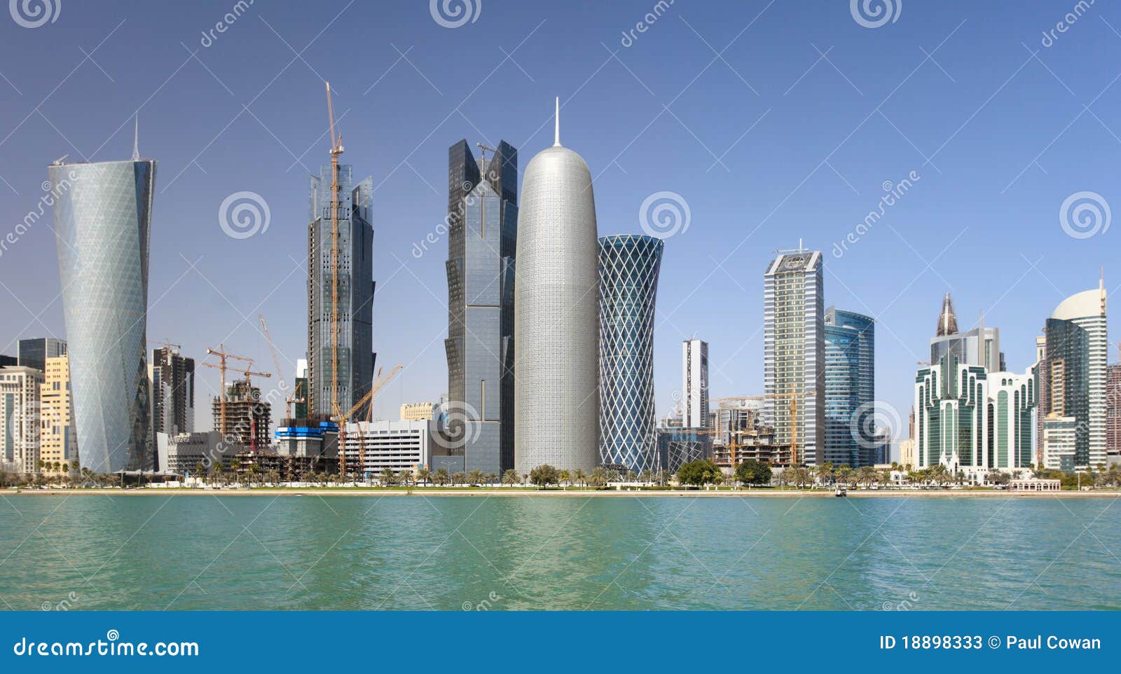 Tours dans Doha, Qatar image stock. Image du moderne - 18898333