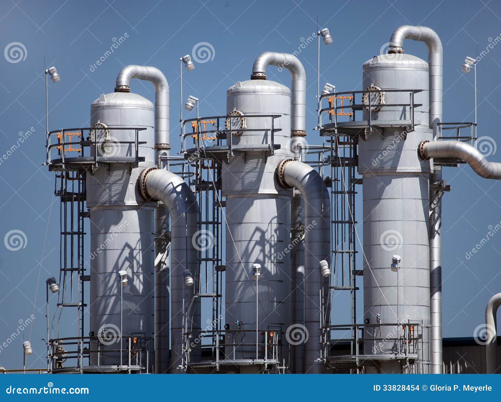Tours De Distillation D'usine D'éthanol Photo stock - Image du essence ...