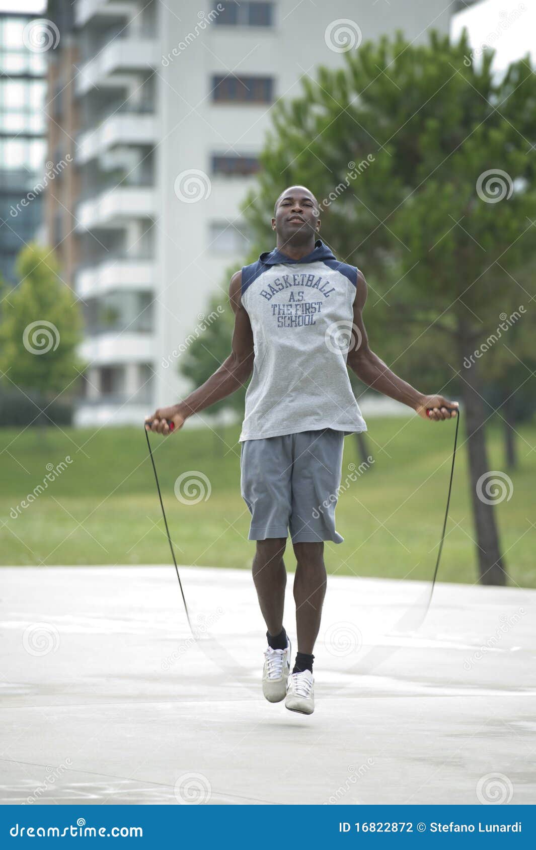 Touwtjespringen stock foto. Image of lichaam, sporten - 16822872