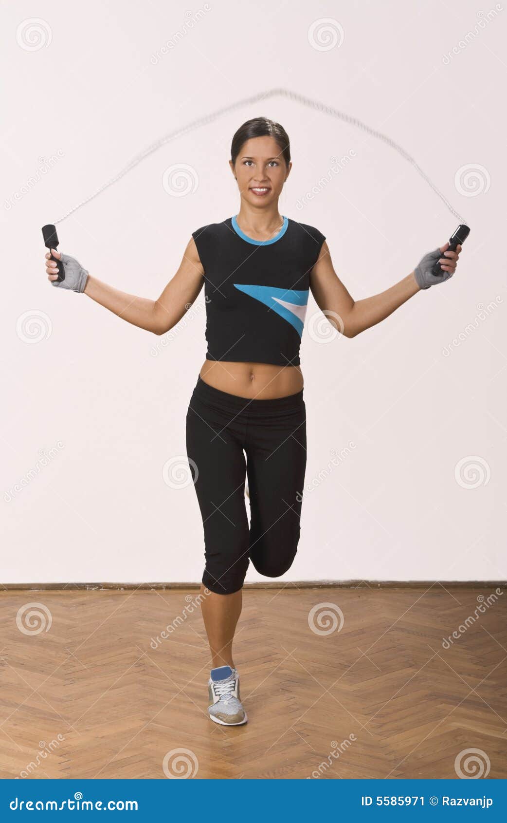 Touwtjespringen stock afbeelding. Image of kabel, lichaam - 5585971