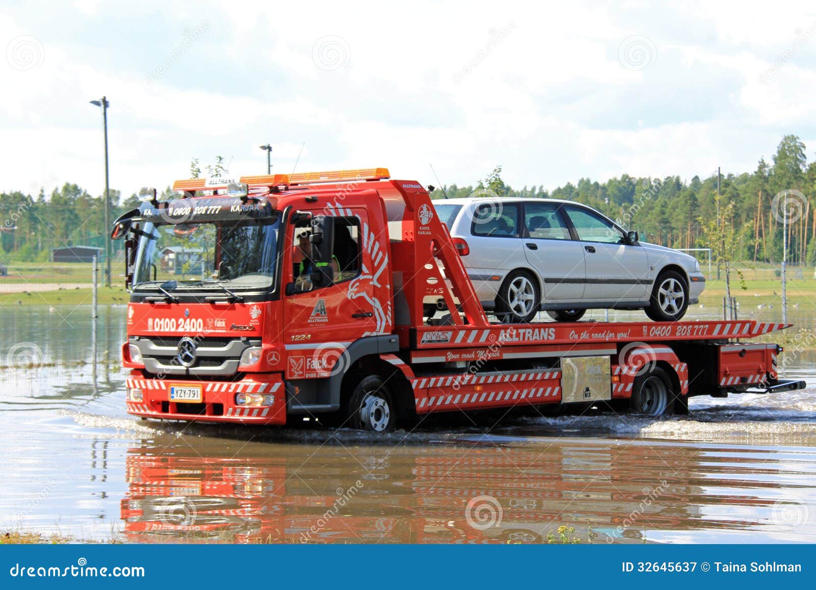 Tow Truck Rescuing Car from-Flut Redaktionelles Stockfotografie - Bild ...