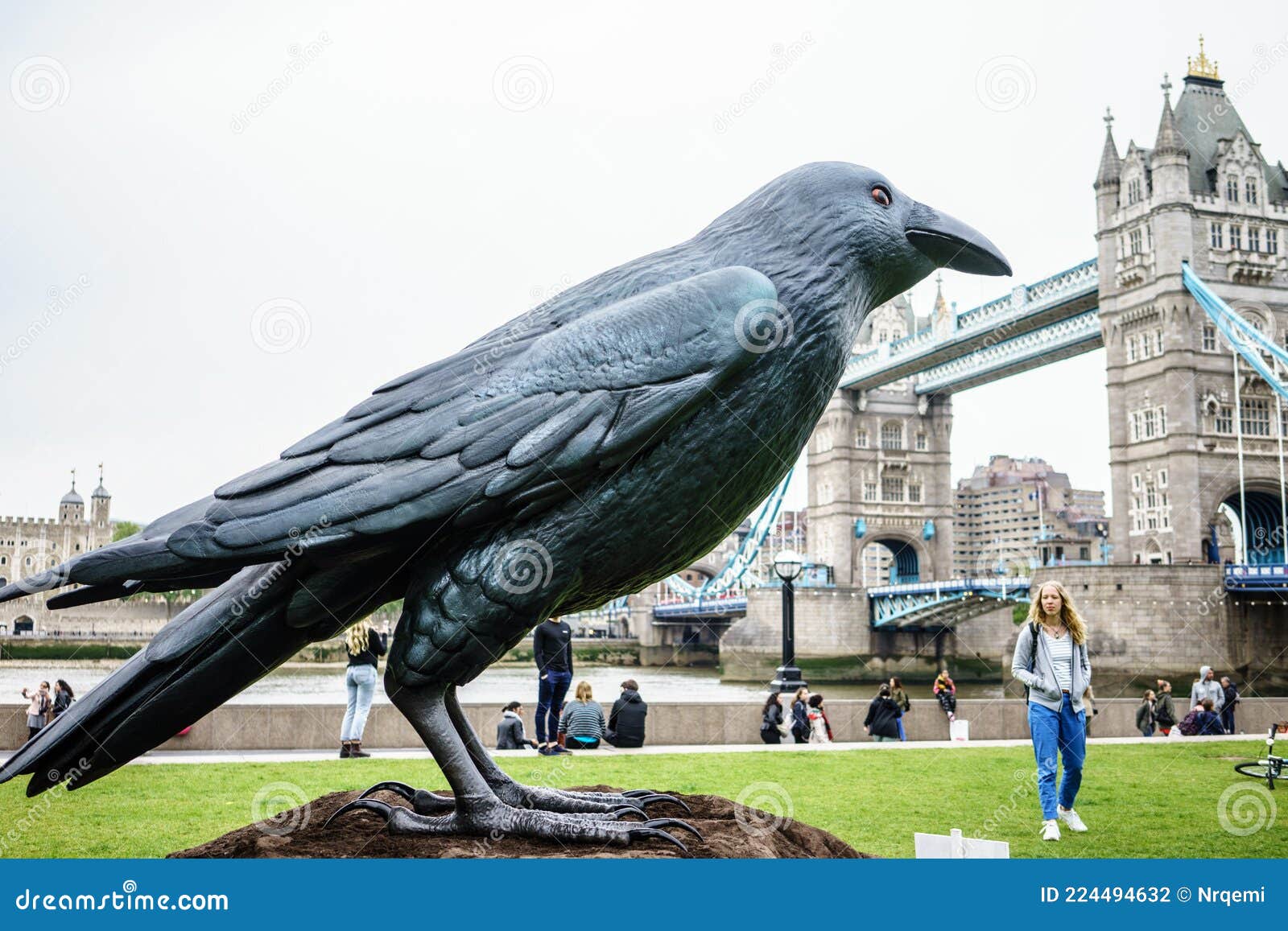 Tower Bridge with Giant Crow Editorial Photography - Image of landmark ...