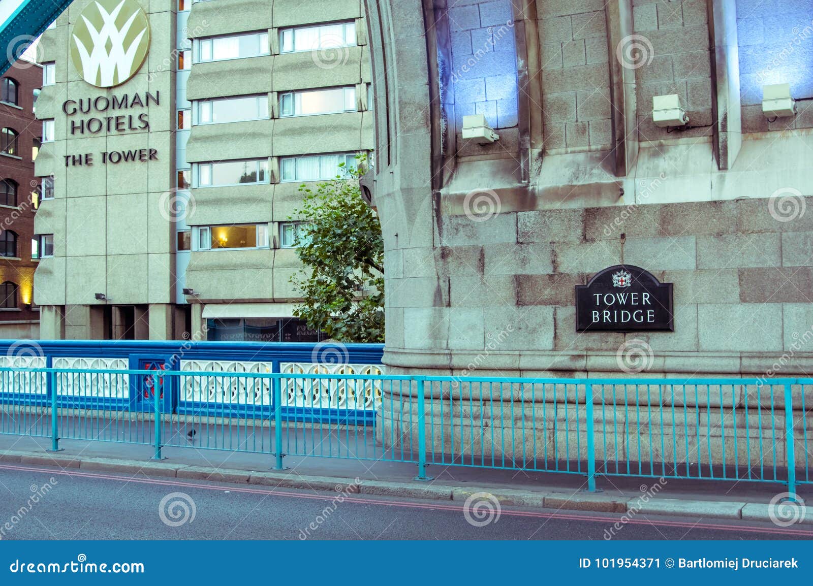 05/11/2017 London, UK,Tower Bridge and Guoman Hotel Editorial Photo ...